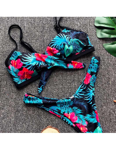 Costum de baie doua piese cu bustiera, flori de hibiscus si frunze
